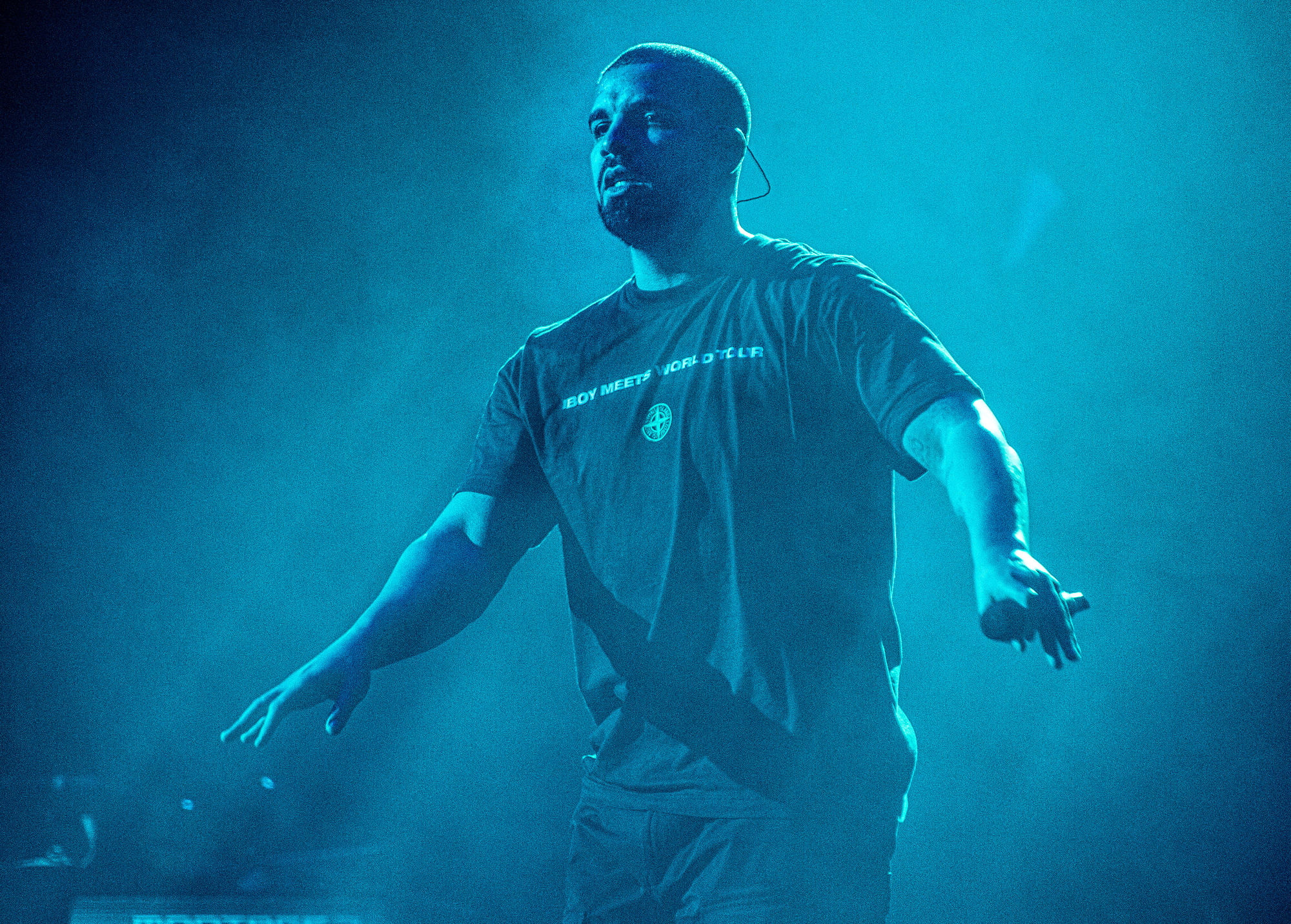 Drake Makes Fans 'Cry' at Concert Using Snapchat AR Camera Filter ...