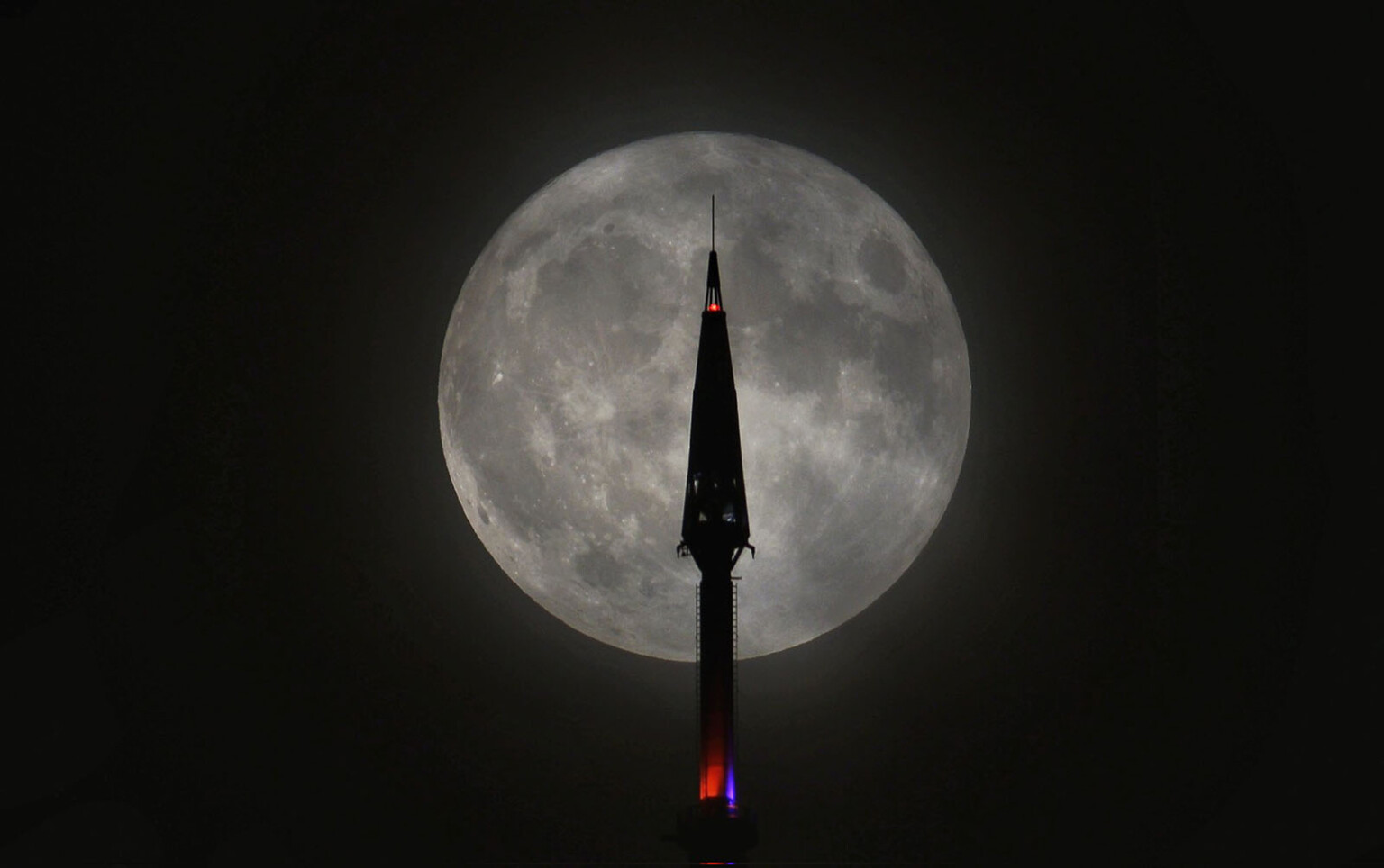 Photographers All Around the World Capture Ultra-Rare Blue Supermoon ...