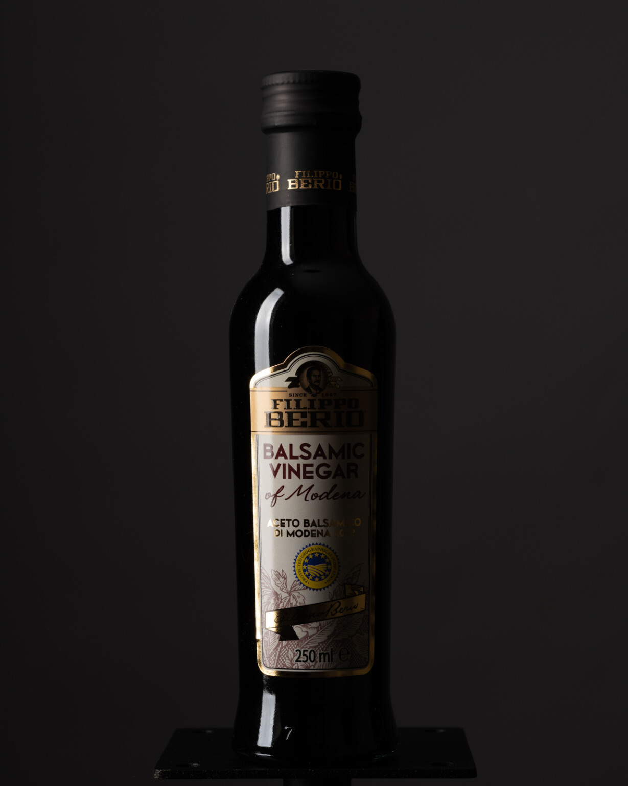 How to Create Gradients of Light for Product Photography | PetaPixel