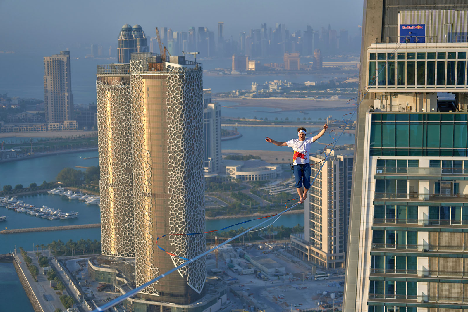Heart-Stopping Photos of World Record Slackline Attempt | PetaPixel