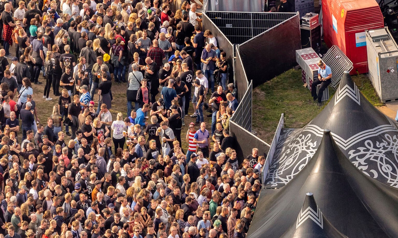 Photographer's Epic Gigapixel Photo of Huge Concert Hides 3 Waldos ...