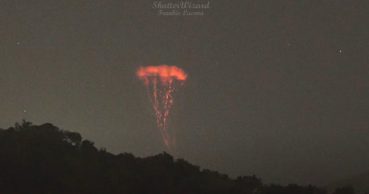 Photographer Captures Gigantic Jets of Lightning Shooting Above ...