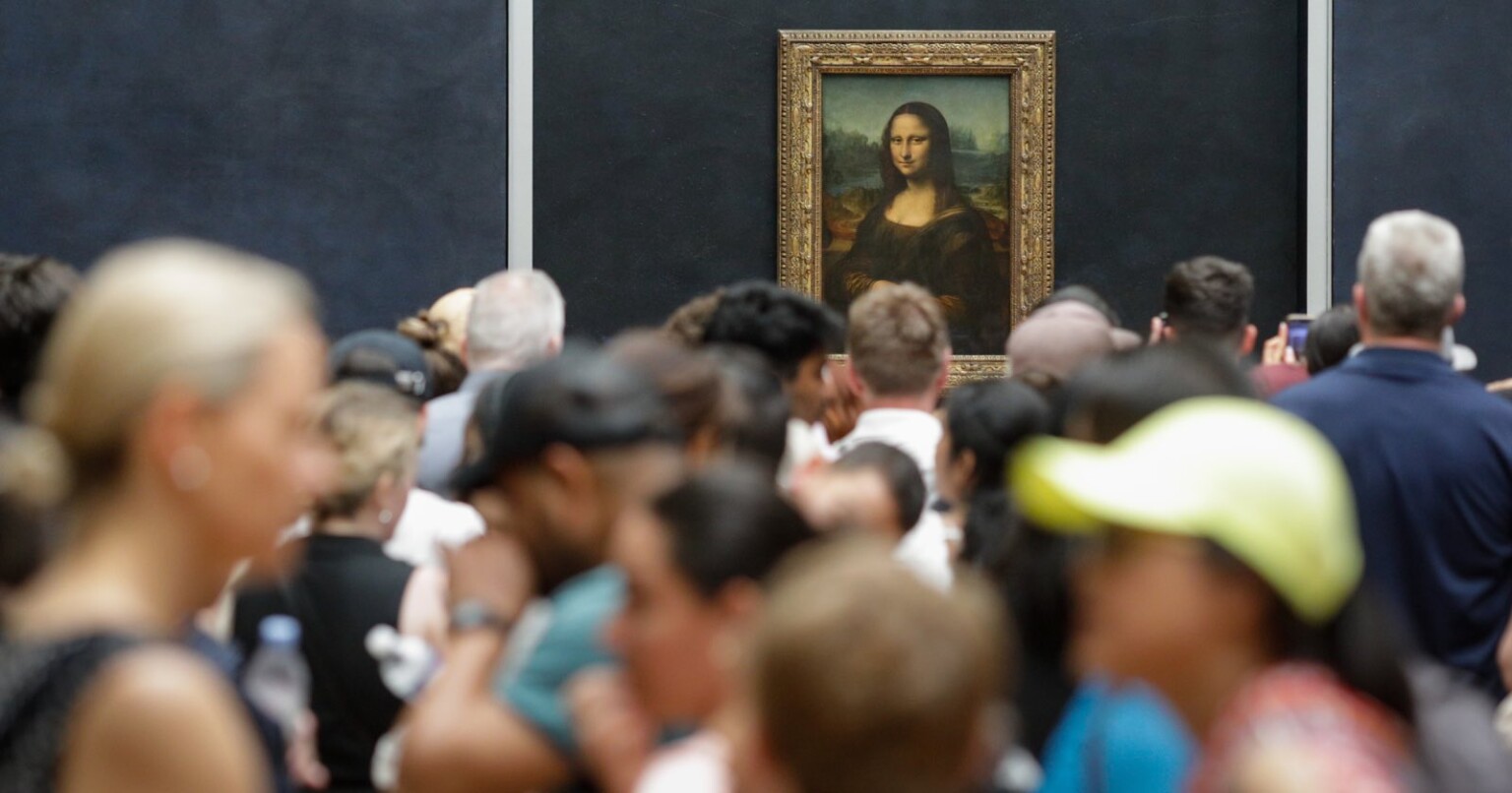Video of Mona Lisa in Crowded Louvre Starts Debate on iPhone Zoom | PetaPixel