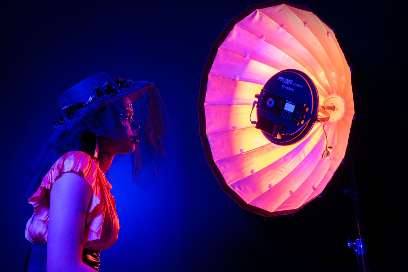 Fotodiox's DLX Parabolic Focusing Softbox Is a Hybrid Modifier | PetaPixel