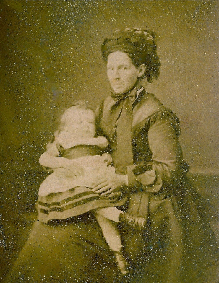 Haunting Victorian Family Photos Show Loved Ones Who are Already Dead | PetaPixel