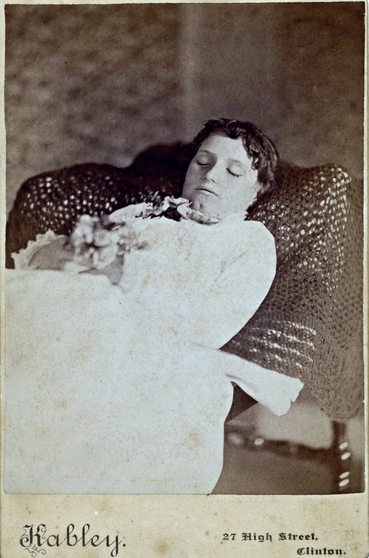 Haunting Victorian Family Photos Show Loved Ones Who are Already Dead ...