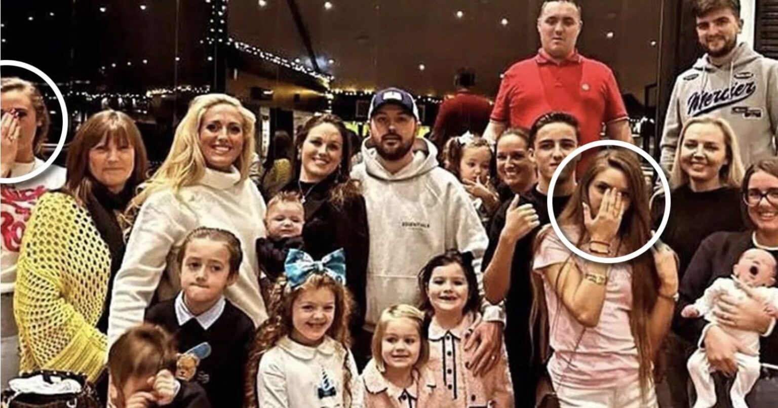 Generation Z Teens are Covering Their Faces in Family Photos | PetaPixel