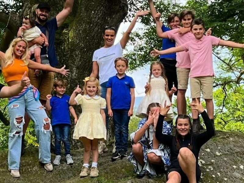 Generation Z Teens are Covering Their Faces in Family Photos | PetaPixel