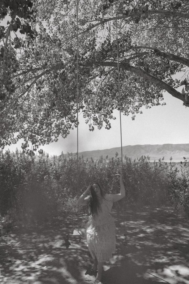 Photographer Puts Her Hair Over Camera Lens For Soft Focus Photos ...
