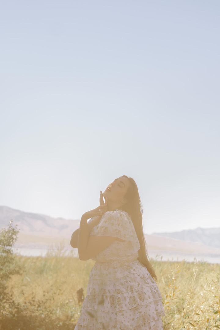 Photographer Puts Her Hair Over Camera Lens For Soft Focus Photos ...