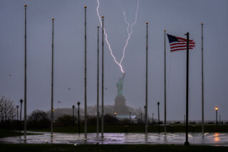 Photographer Captures Statue of Liberty Getting Zapped by Lightning ...
