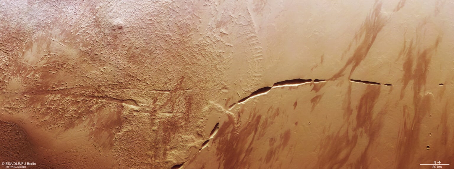 Satellite Photo Reveals Grand Canyon-Sized Scar on the Surface of Mars ...