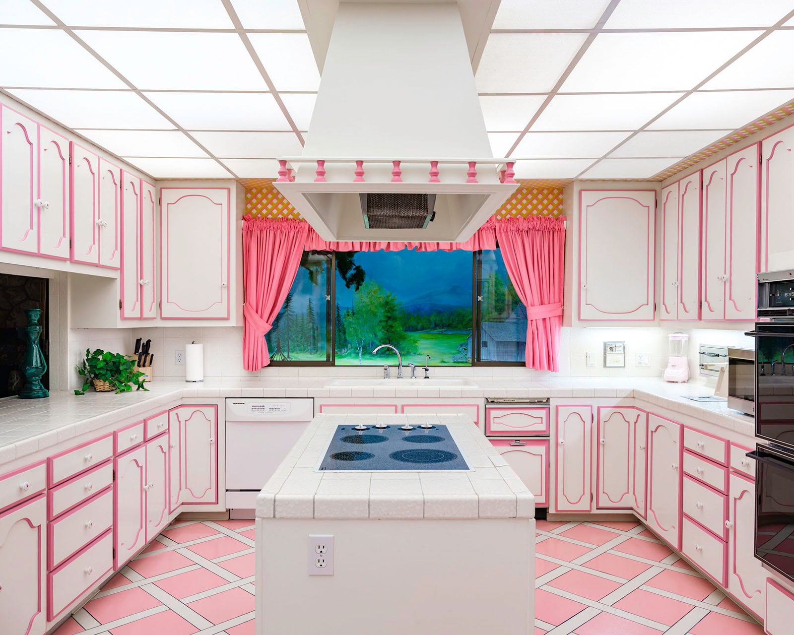 Photographer Visits Underground House Built by Eccentric Millionaire ...