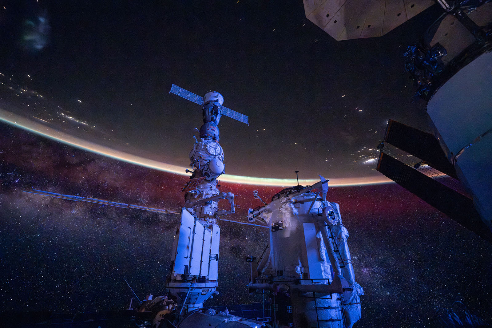 Astronaut Captures Wondrous Photo of Red and Green Aurora From the ISS ...