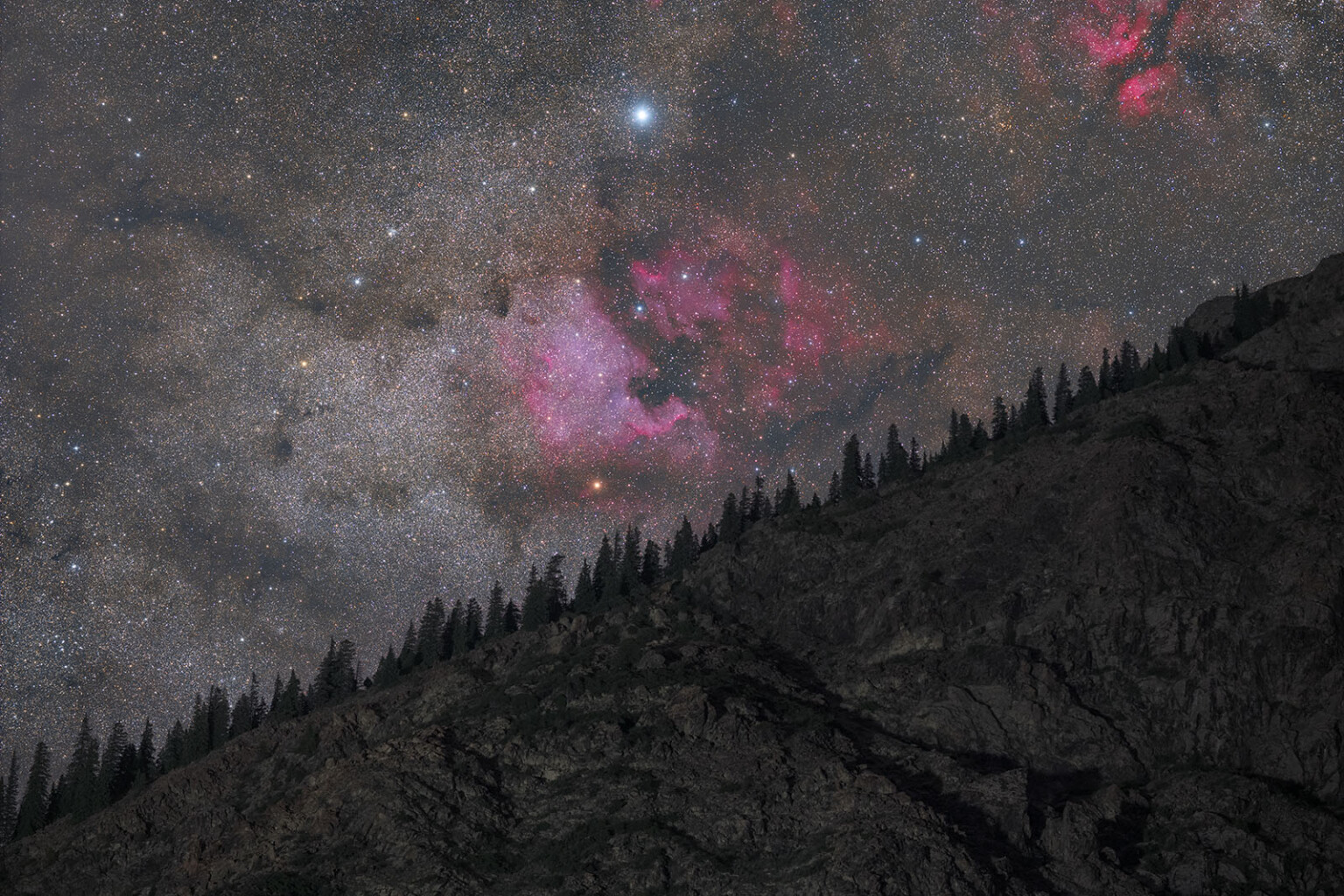 Astrophotographer Travels to Lesser-Known Country for Spectacular Space ...