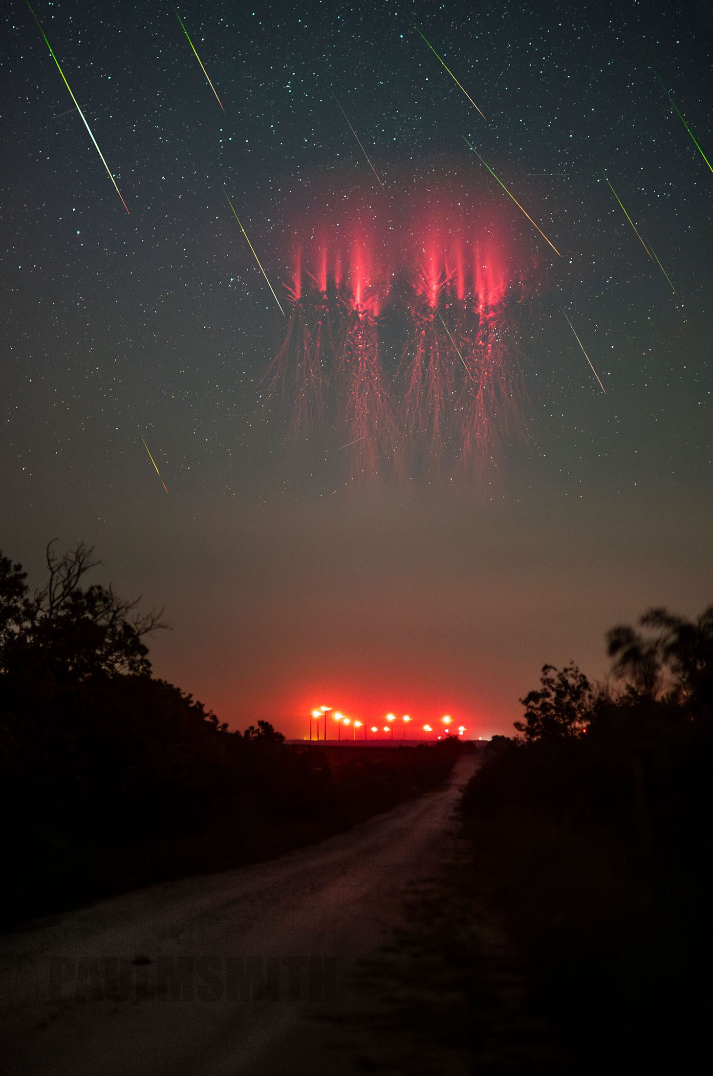 Photographer Captures Enormous Red Sprite in the Sky and Perseid Meteor ...