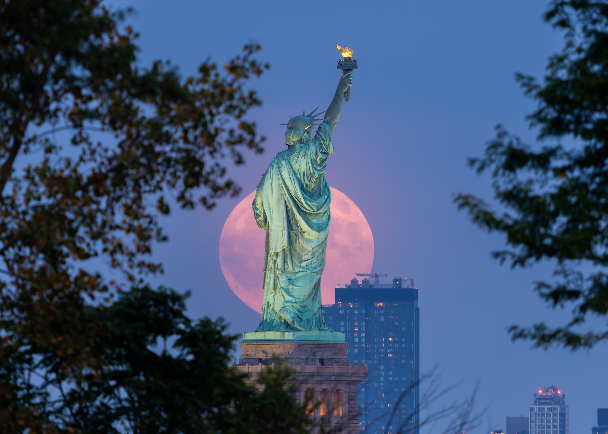 Photographer Captures Supermoon Rising Behind the Statue of Liberty ...