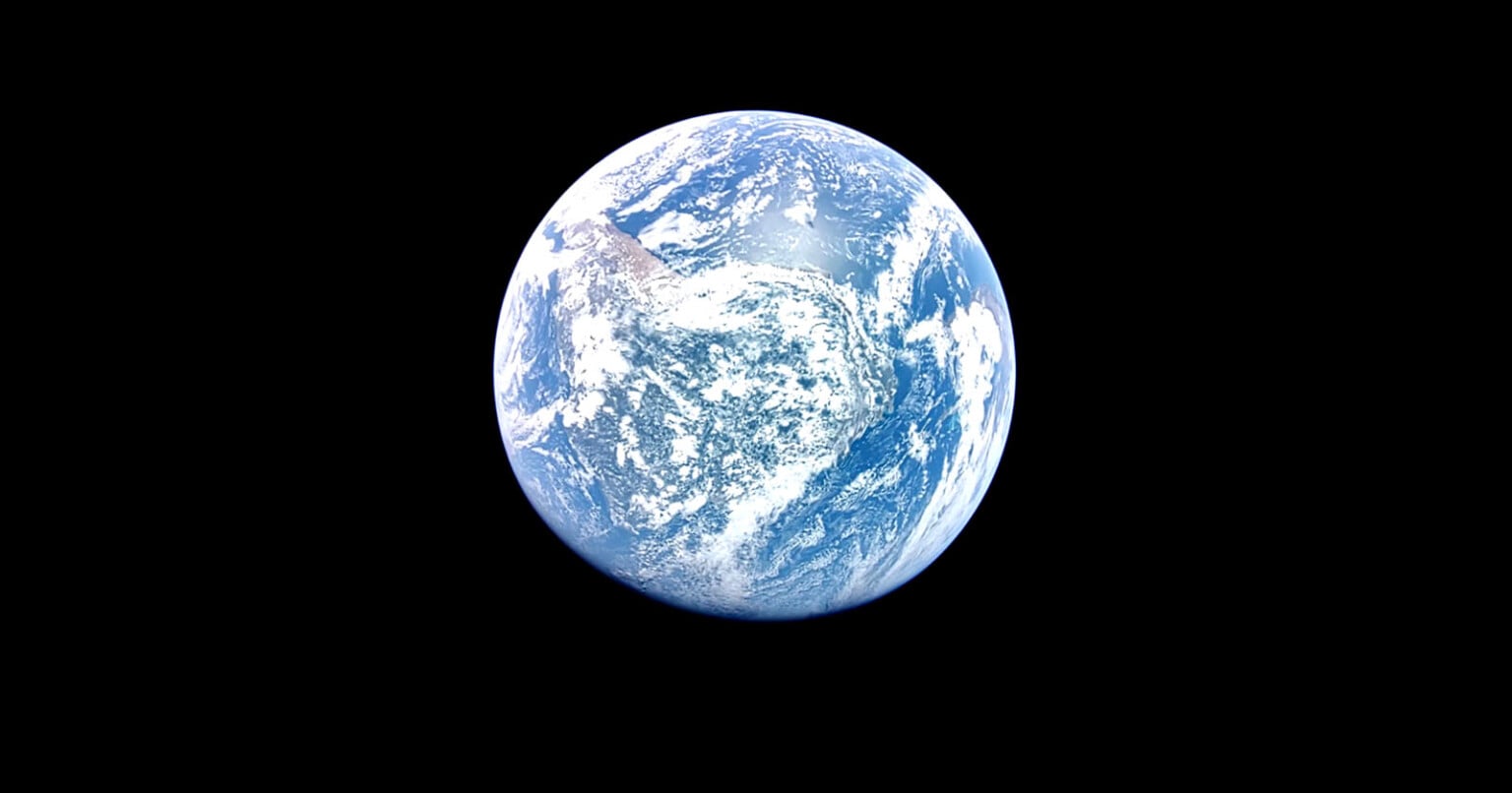 Moon-Bound Spacecraft Captures Beautiful Photo of Earth | PetaPixel