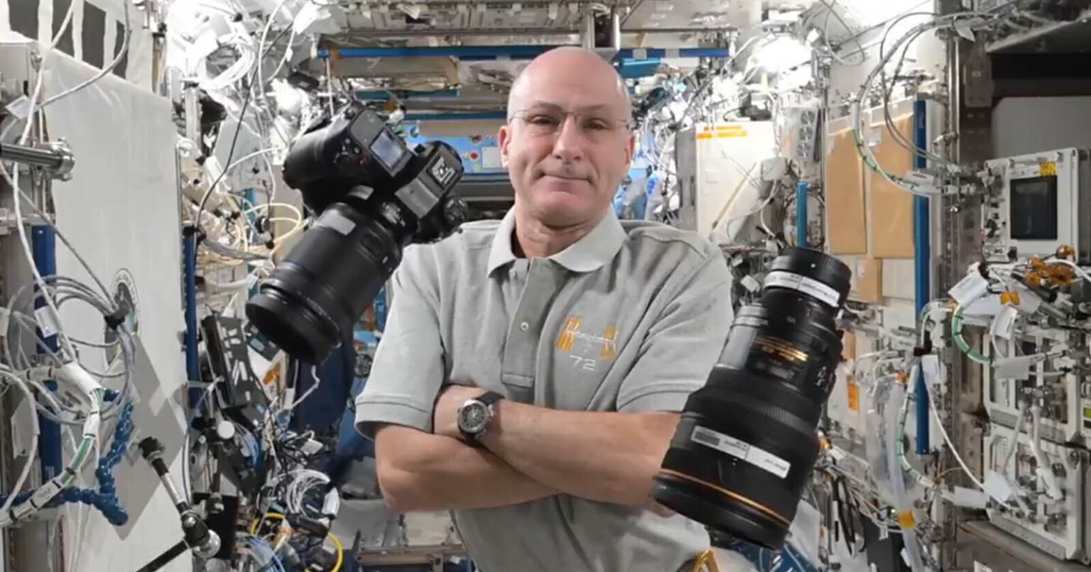 How to Change a Camera Lens in Zero Gravity | PetaPixel