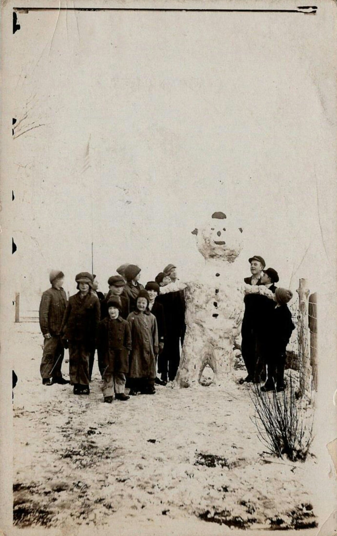 Historical Photos Show the Joy of Making Snowmen | PetaPixel