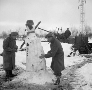 Historical Photos Show the Joy of Making Snowmen | PetaPixel