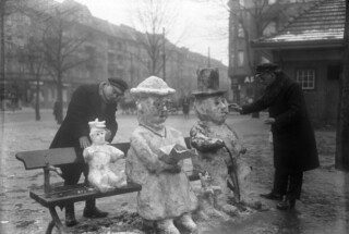 Historical Photos Show the Joy of Making Snowmen | PetaPixel
