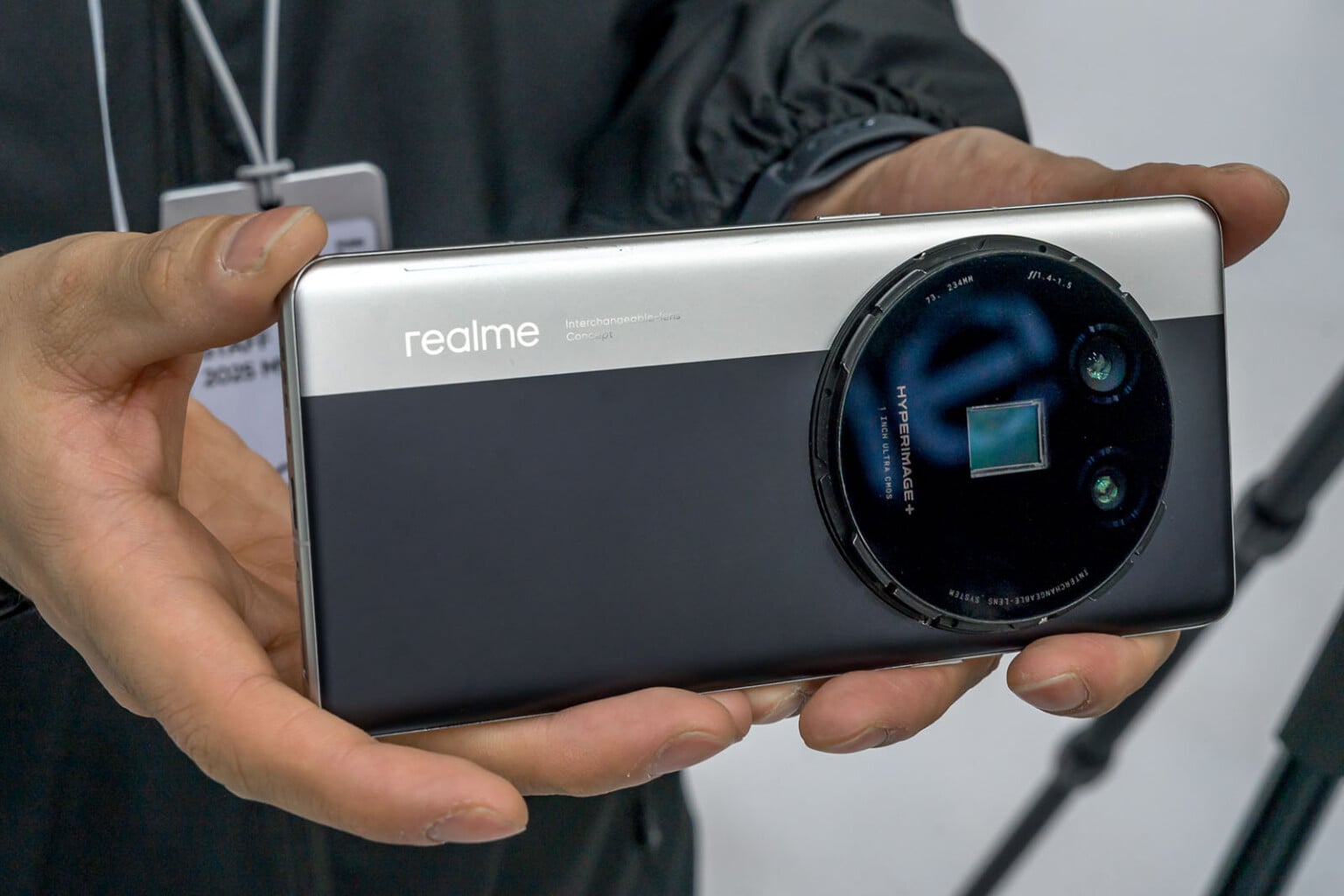 Realme's Ultra Phone Concept Uses Leica M-Mount Lenses | PetaPixel