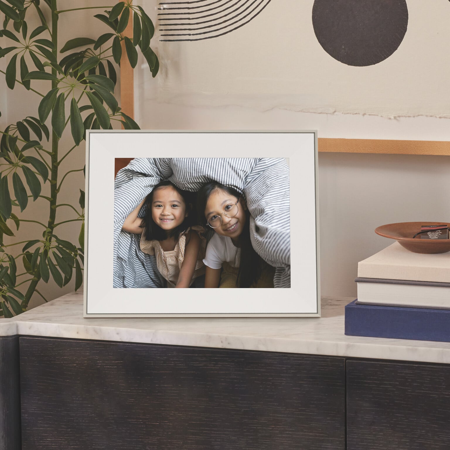 Aura Aspen Digital Picture Frame Is an Elegant Way to Show Precious ...