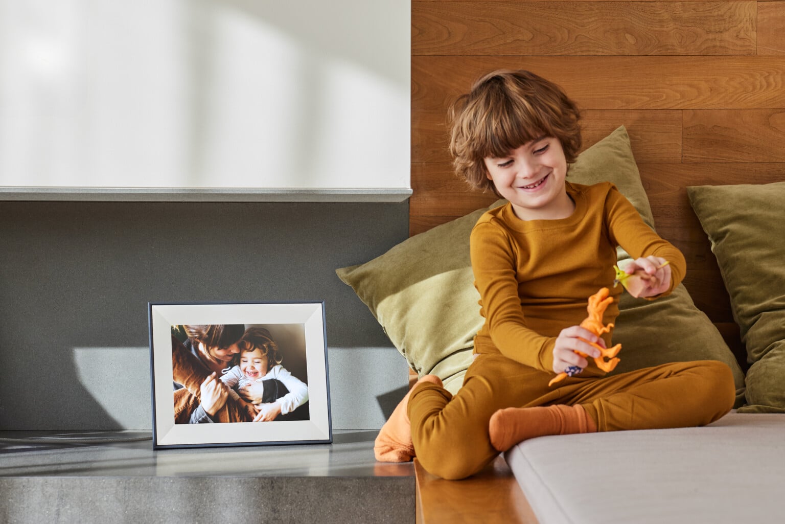 Aura Aspen Digital Picture Frame Is an Elegant Way to Show Precious ...