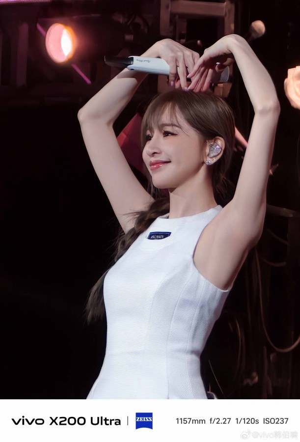 The Vivo X200 Ultra Smartphone Has a Wild Add-On Zoom Lens | PetaPixel