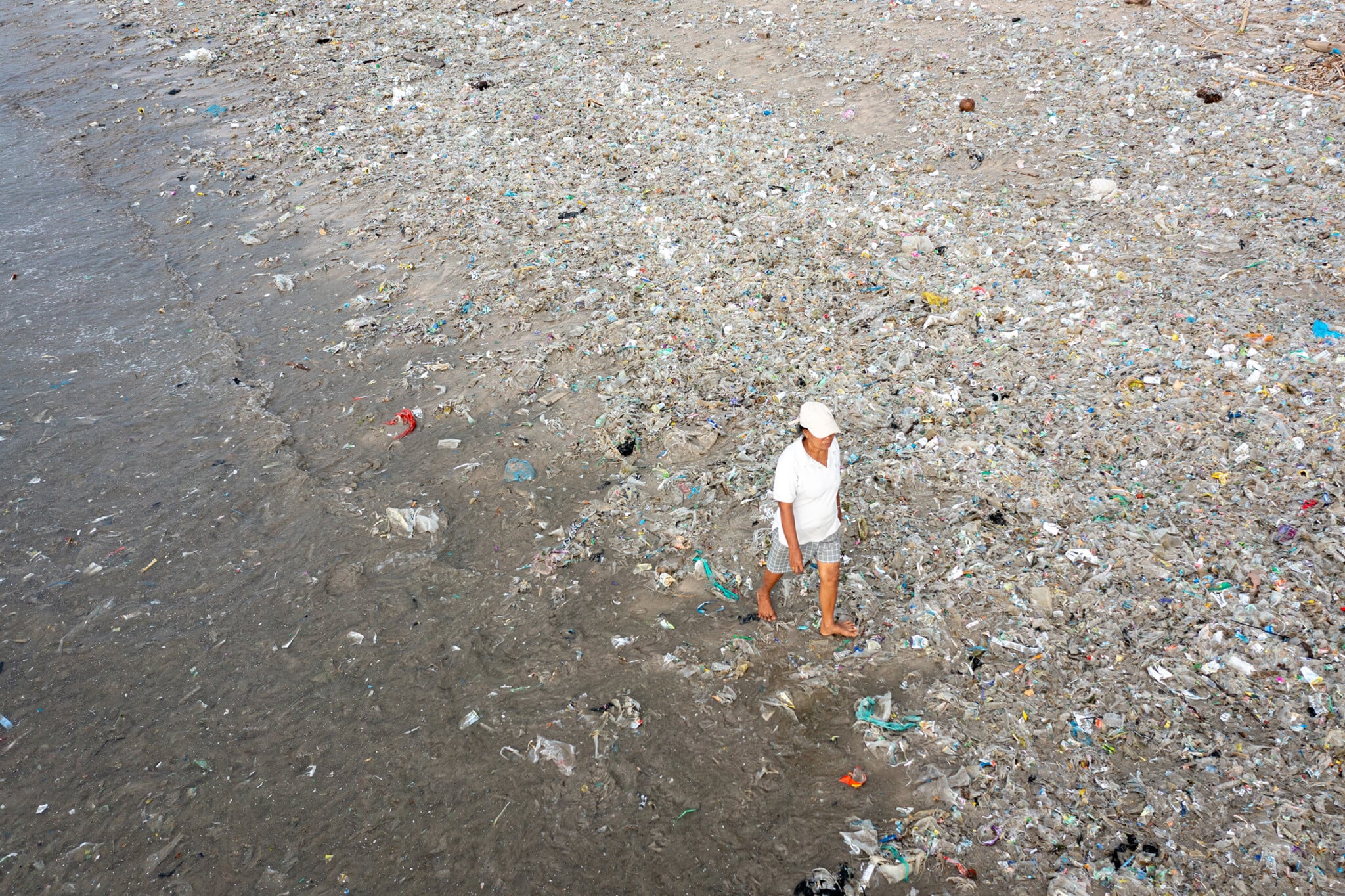 Photojournalist Wades Through Plastic Waste to Document Bali's ...