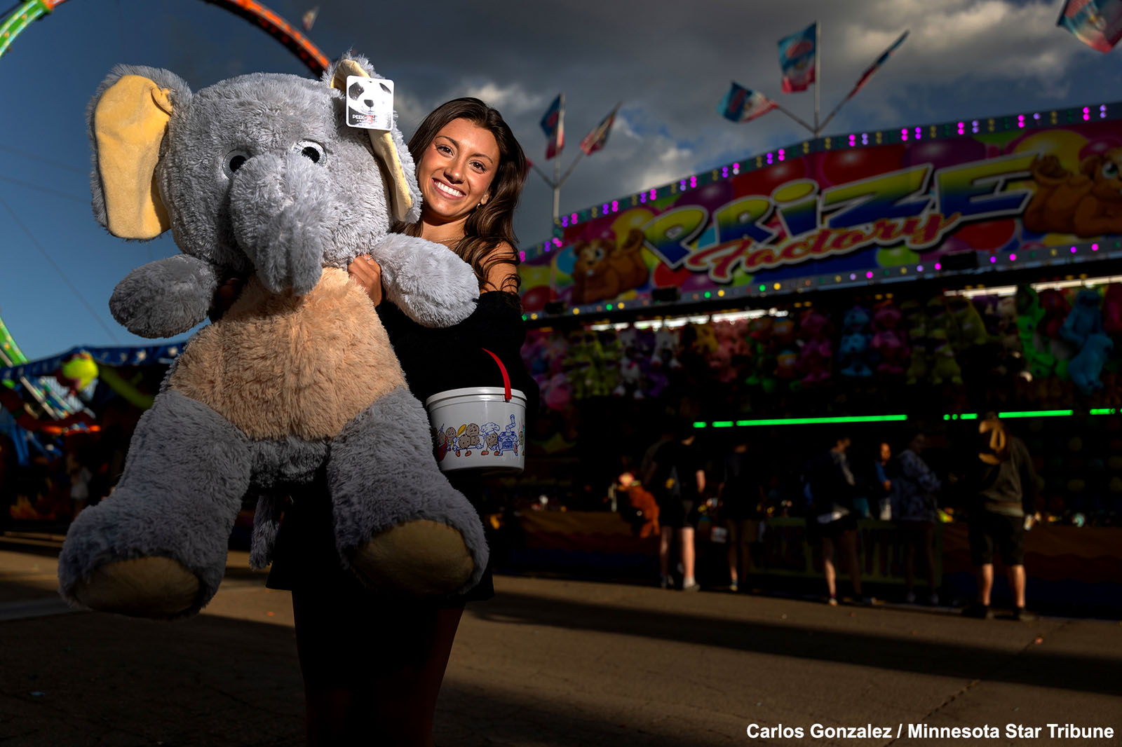 Photographer's Portraits of People With Prizes Captures the Fun of ...