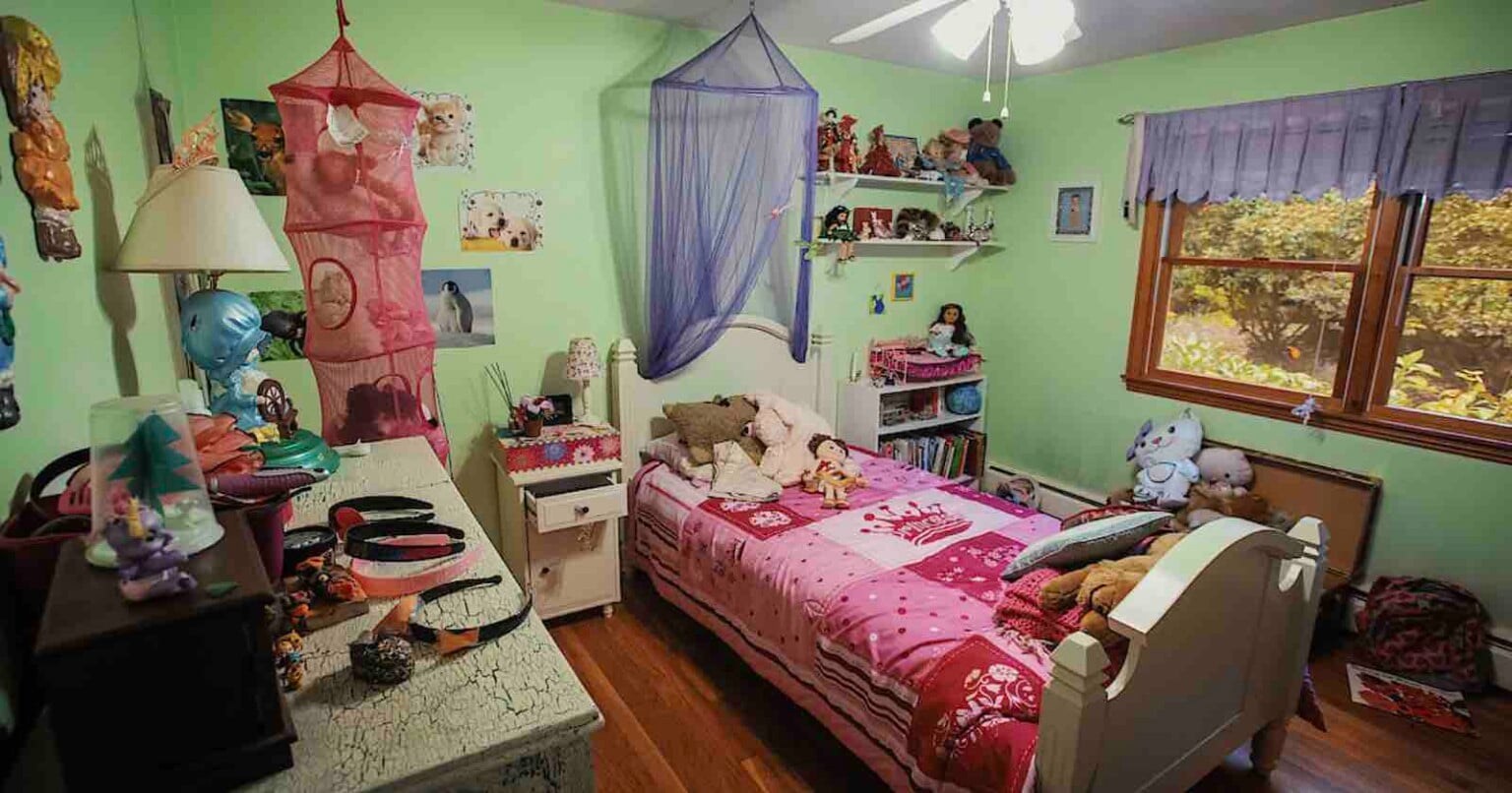 Photographer Documents Untouched Children’s Bedrooms Left by School ...