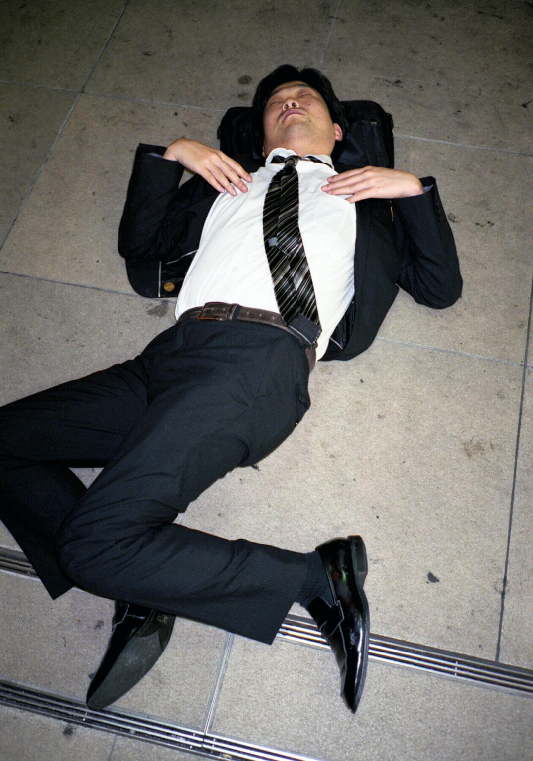 Photographer Captures Japan’s Exhausted Salarymen Asleep on Tokyo’s ...