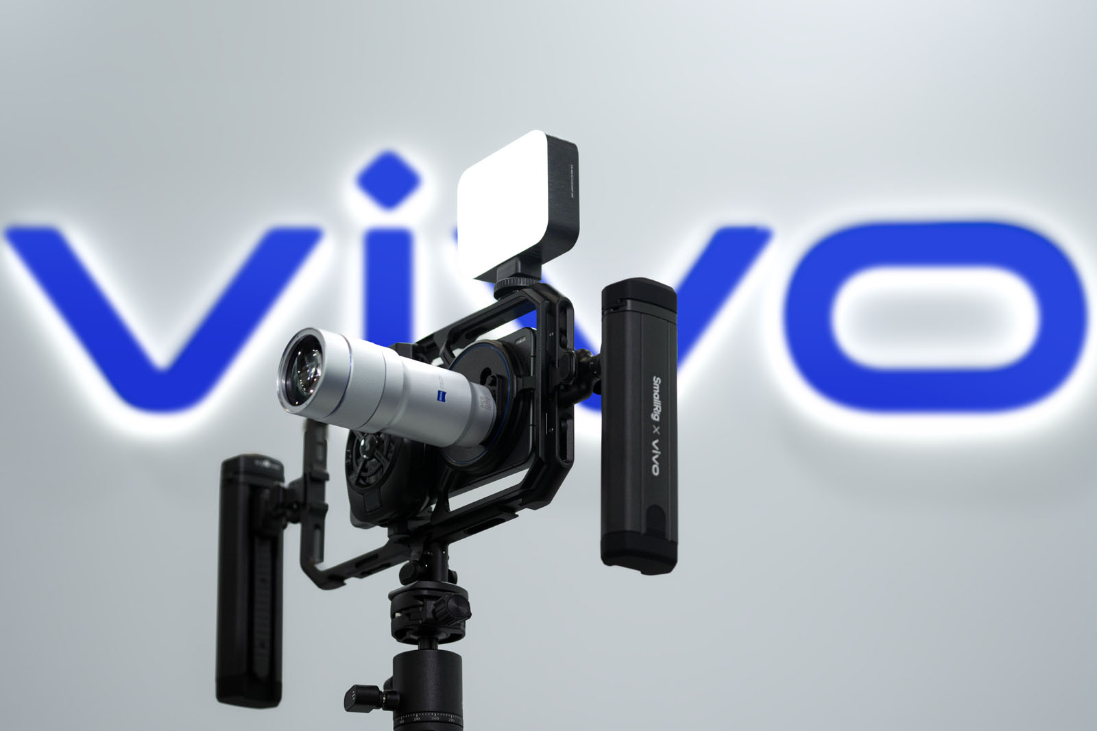 Vivo's Flagship X300 Ultra Phone Has a 400mm Zeiss Telephoto Lens Add ...