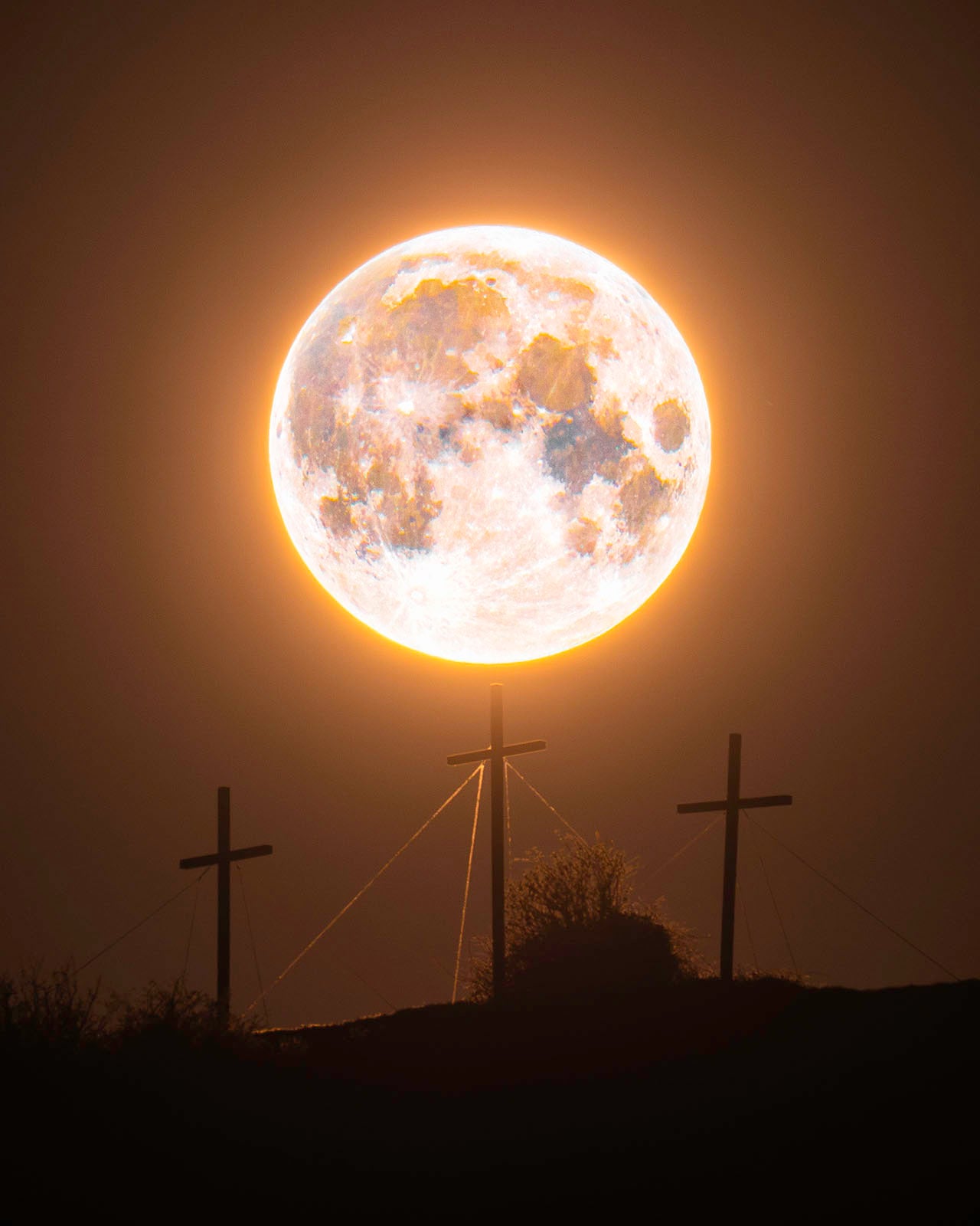 Photographer's Poignant Full Moon Image Heralds the Start of Easter ...